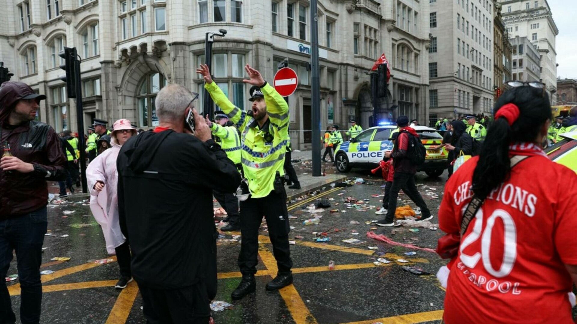 Incident grav la parada Liverpool: O mașină a intrat în mulțime, mai ...