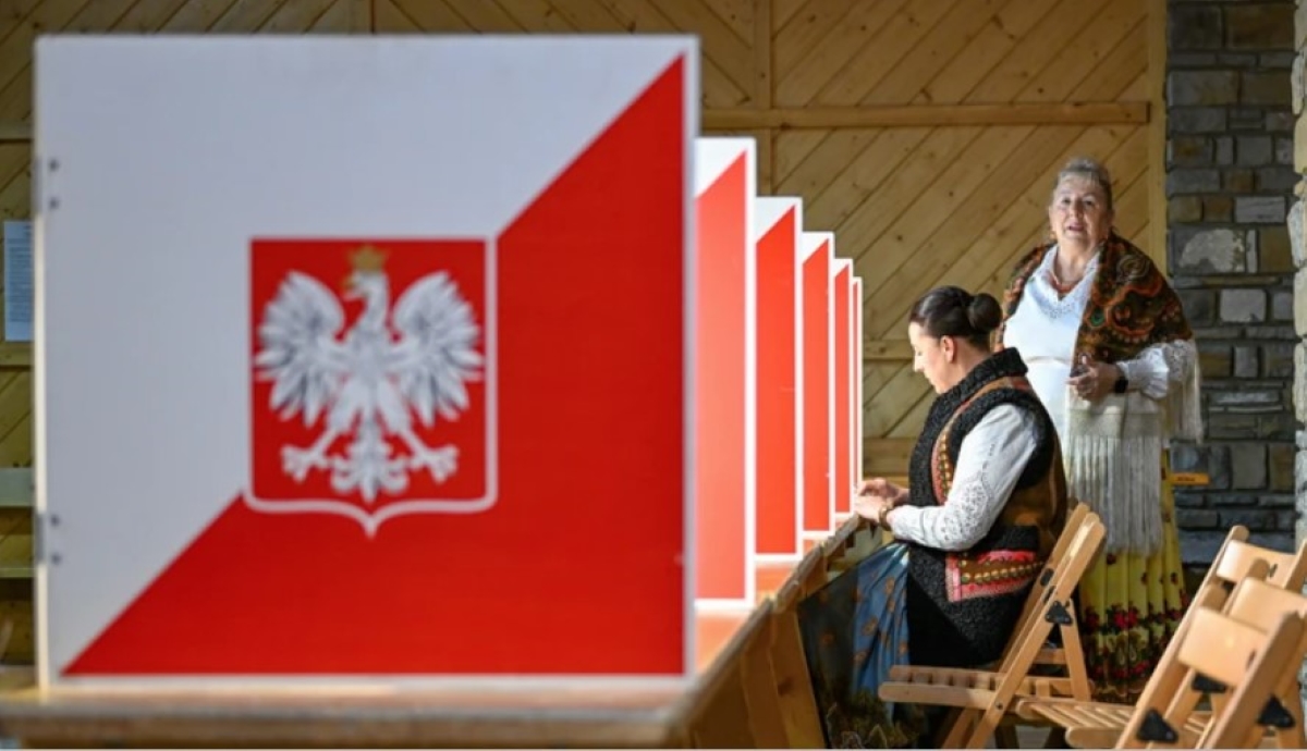 Trzaskowski și Nawrocki merg în turul 2 al alegerilor din Polonia
