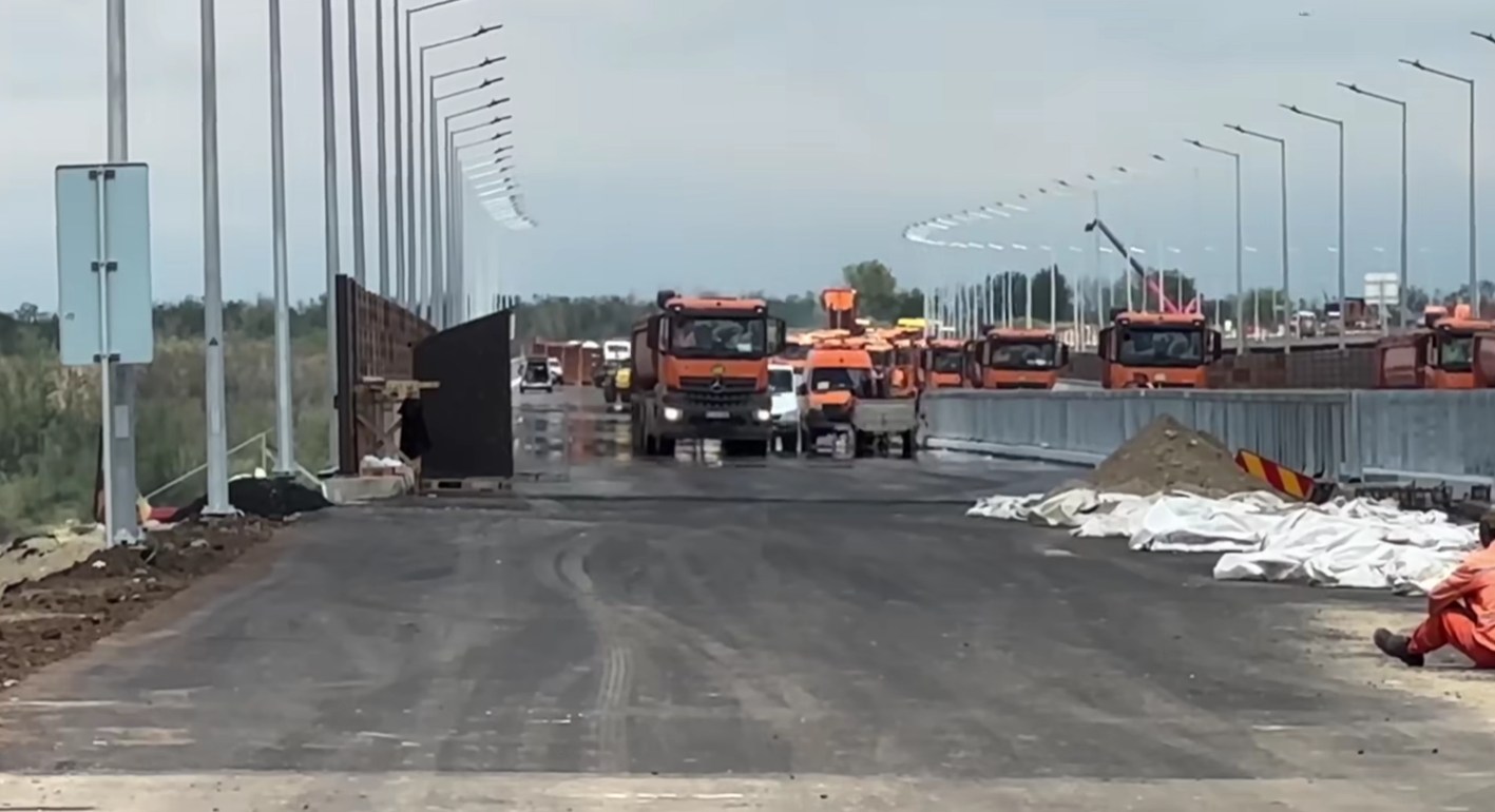 E agitație mare pe podul peste râul Buzău construit de Umbrărescu