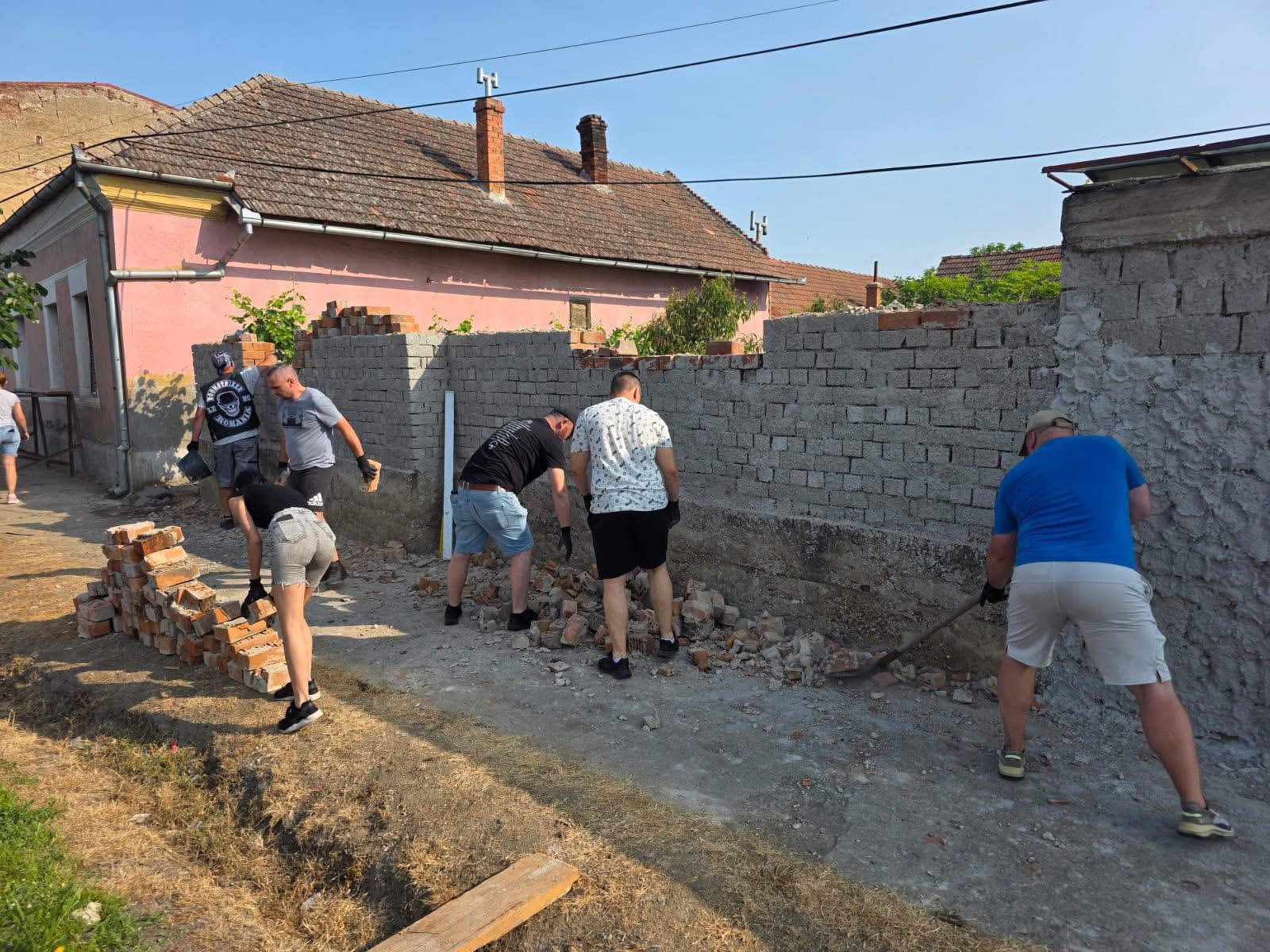 400 de voluntari au renovat gratuit casele bătrânilor dintr-un sat din ...