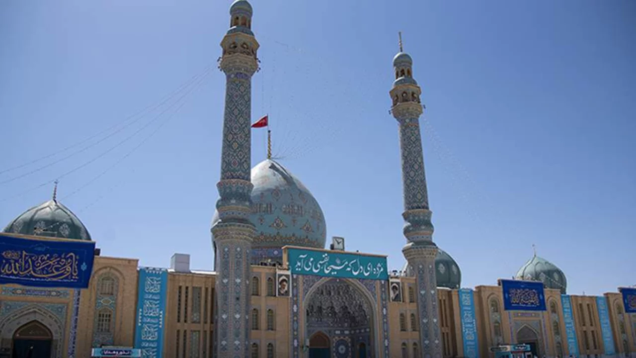 Ce semnifică steagul care apare pe moscheea Jamkaran din Qom