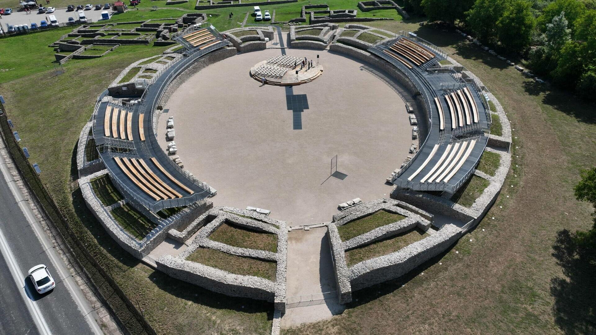 Sarmizegetusa prinde viață. Amfiteatrul roman, redeschis oficial după ...