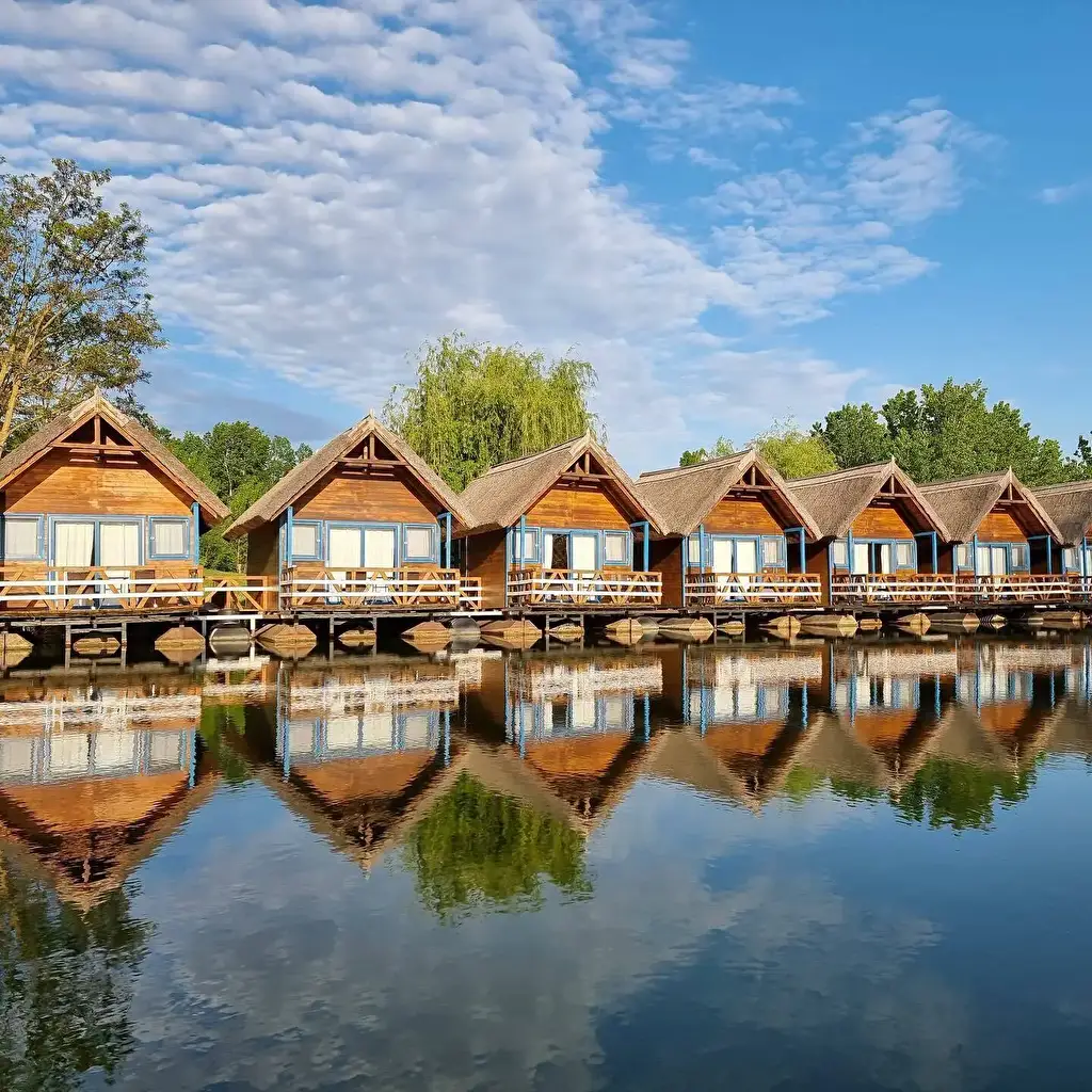 Cele mai ciudate locuri de cazare din România: corturi plutitoare și..