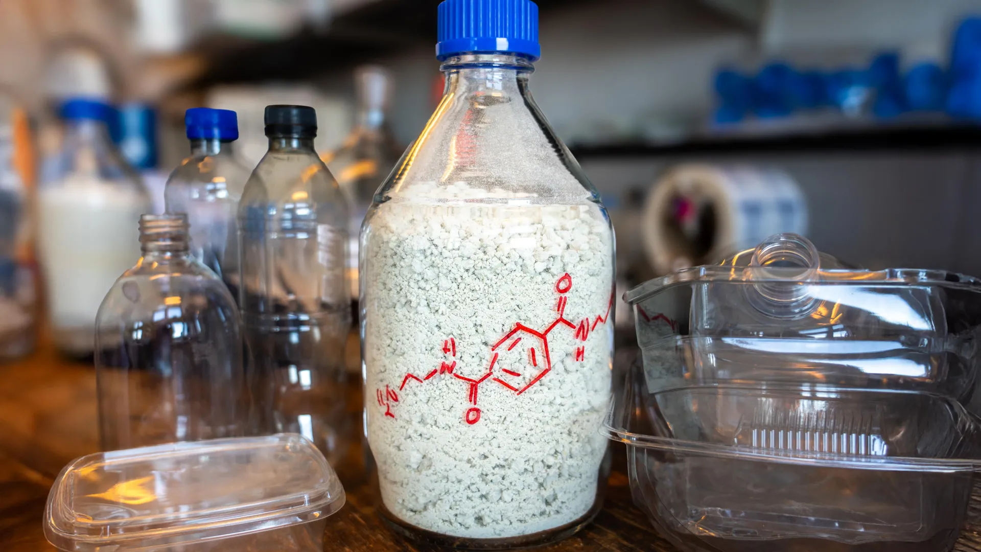 Plasticul care salvează planeta: sticlele aruncate devin armă împotriva CO2