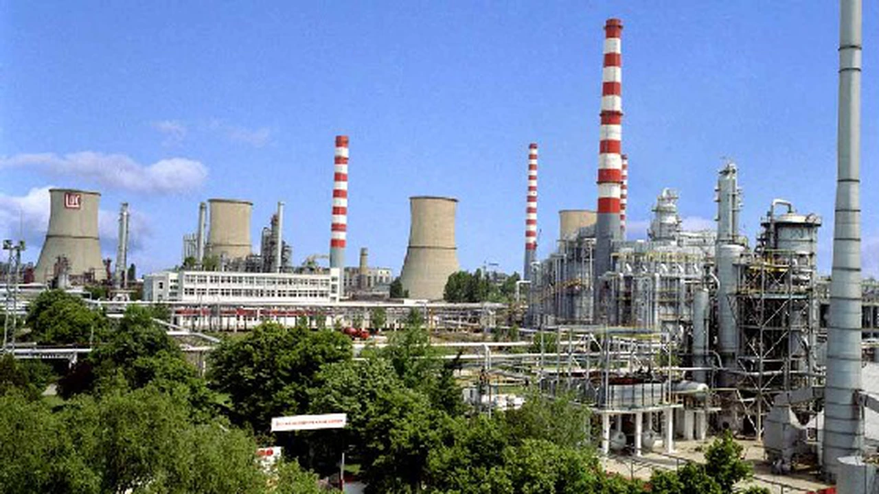 În sfârșit, rușii de la Lukoil vorbesc: ce planuri au pentru rafinăria ...