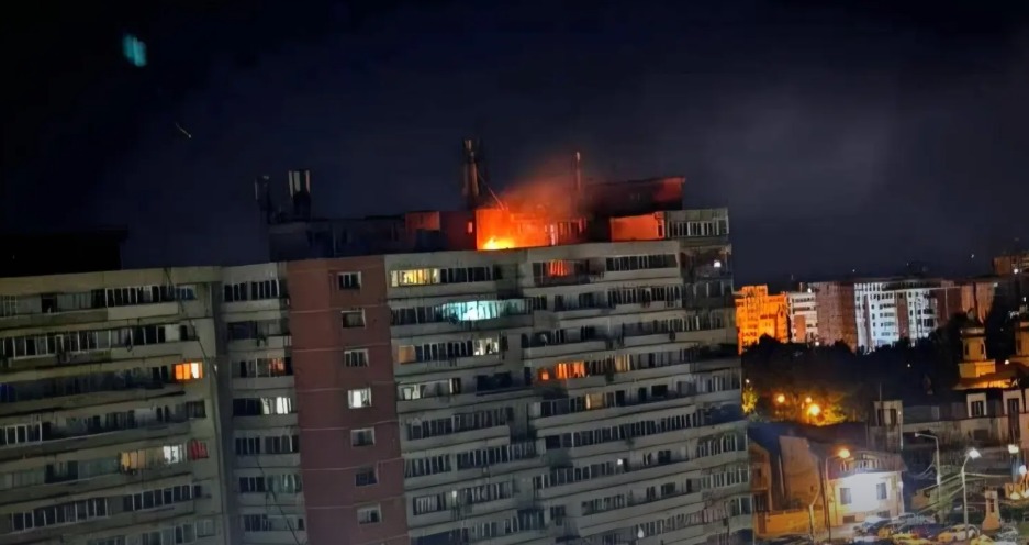 Dronă rusească prăbușită pe un bloc din Galați: explozie, incendiu și ...